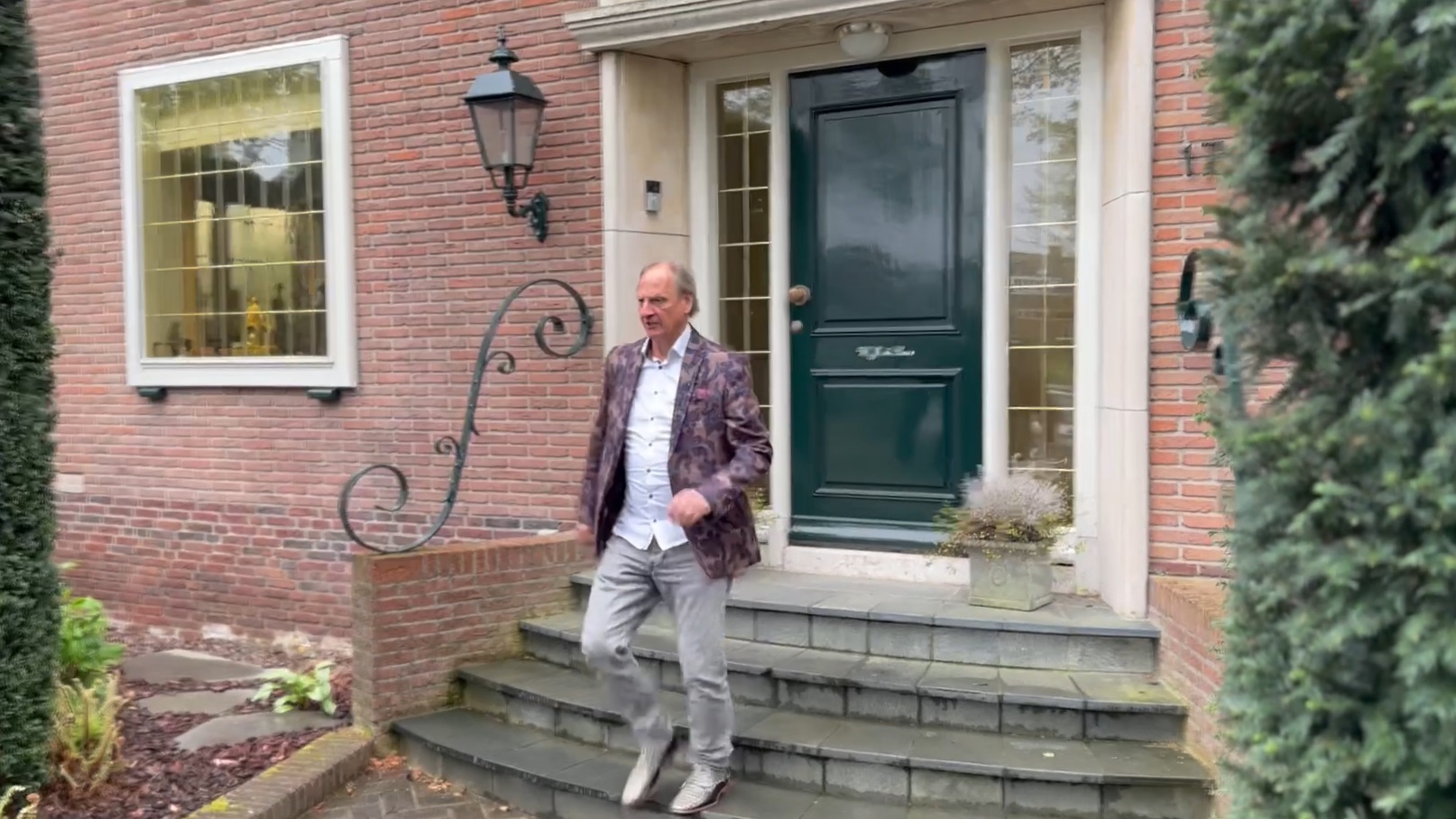 Martin van Waardenberg loopt boos weg uit interview met TV Papendrecht ...